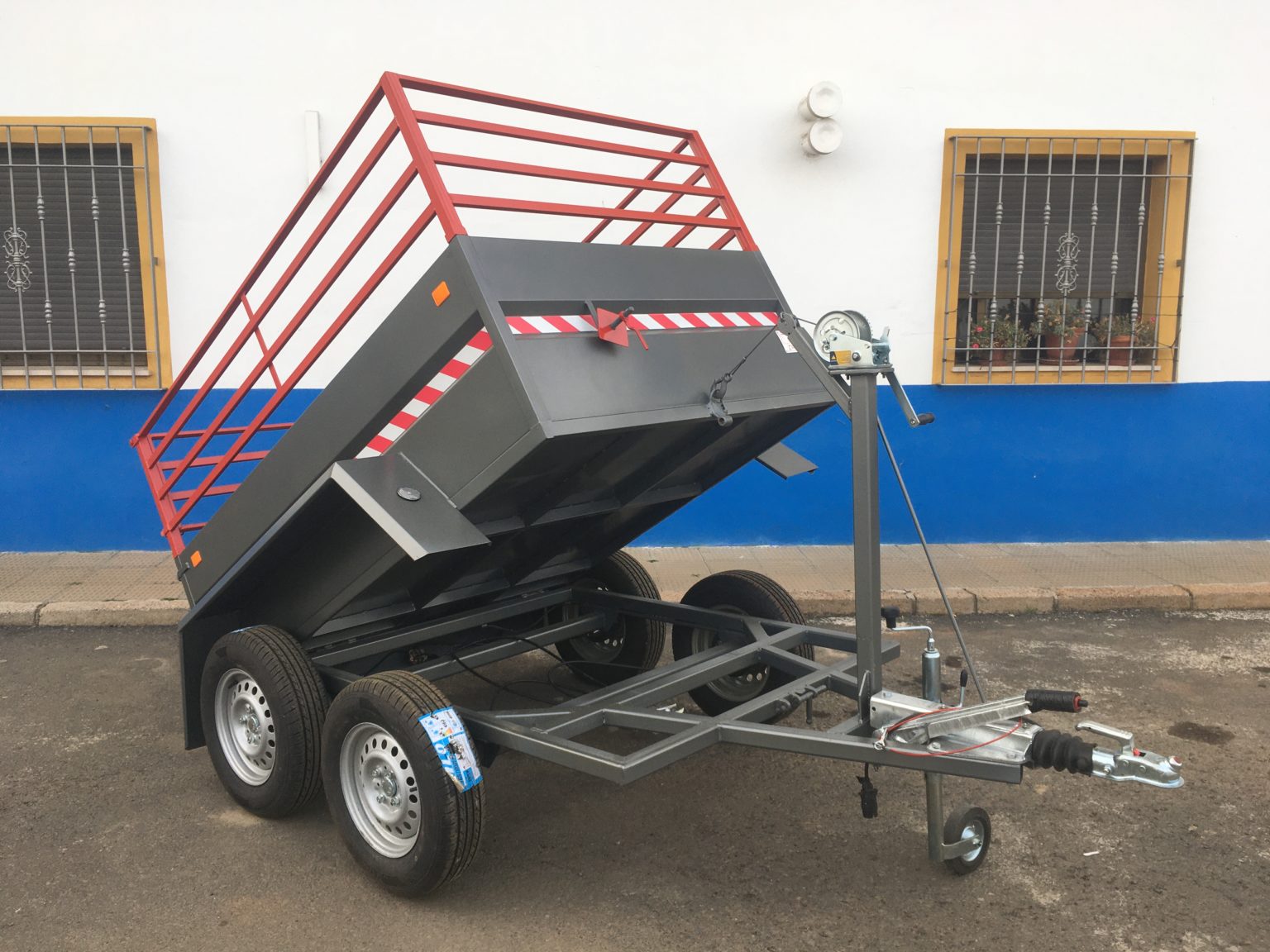 Remolque basculante doble eje con freno y barandilla - Remolques baratos